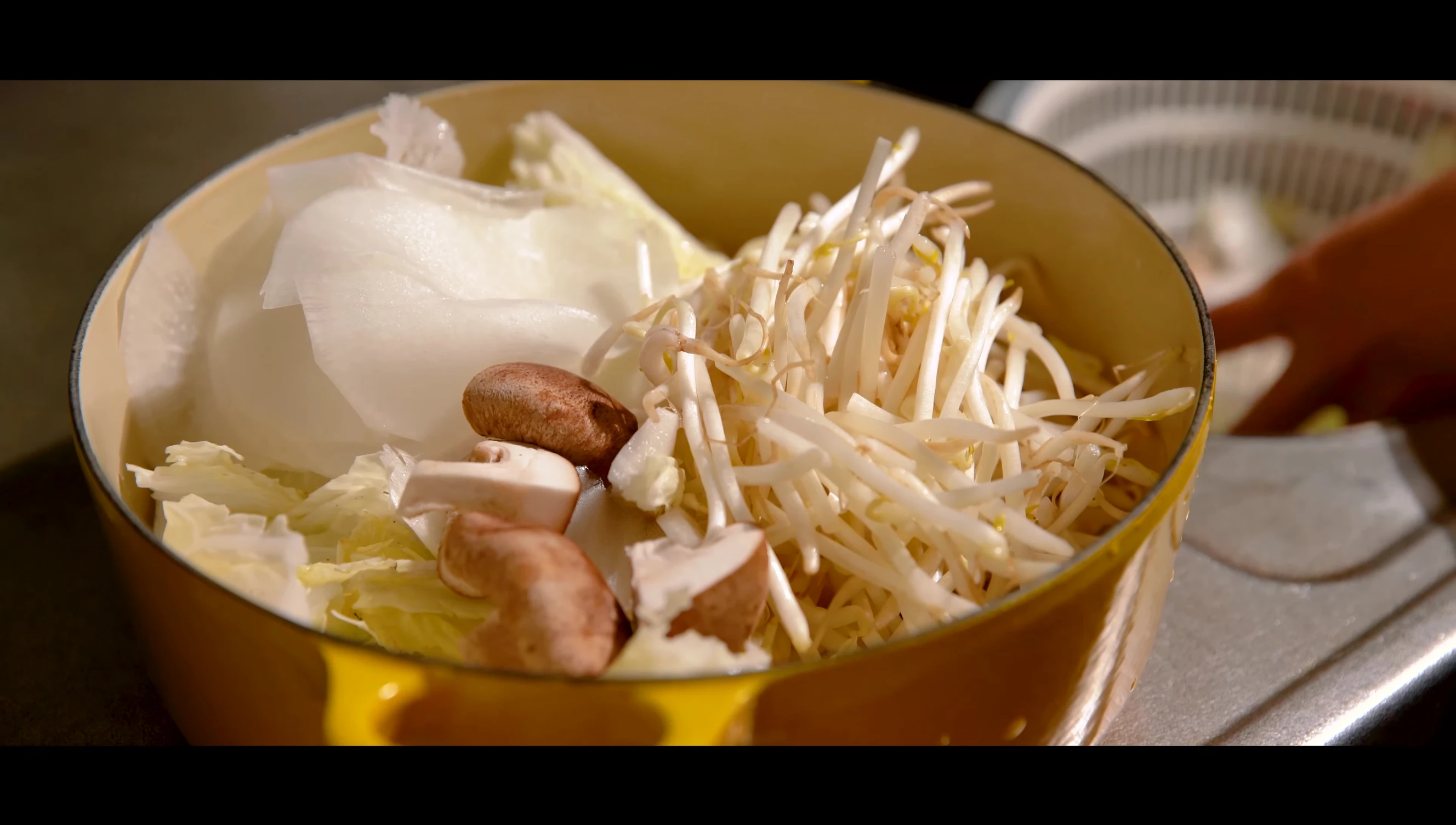 4K Chicken Gomoku Okowa & Hot Pot: A Delicious Japanese Meal